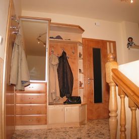 Maßmöbel, begehbare Schränke oder die Küche vom Tischler